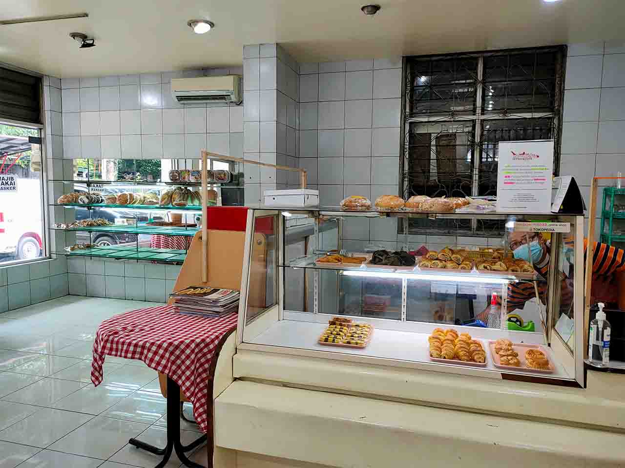 Maison Weiner : Toko Roti Jadul Jakarta — Travel Diary of Lenny Lim